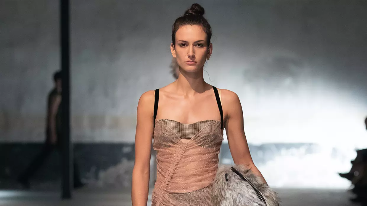 Mode look van de dag. Doorzichtige mode en lingerie in zicht